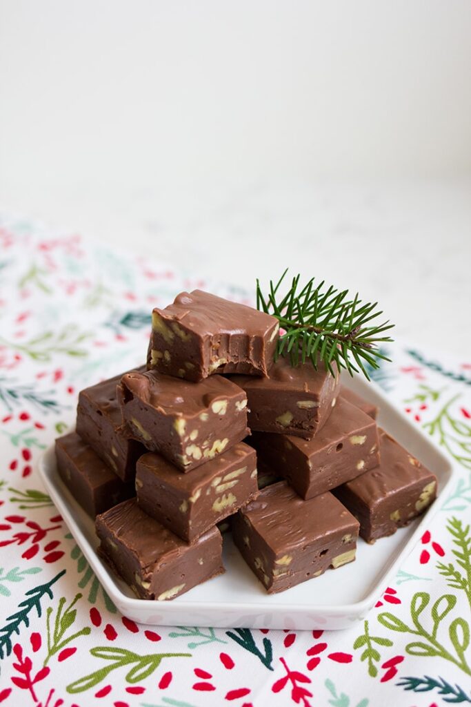 The Easiest Chocolate Pecan Fudge • Freutcake