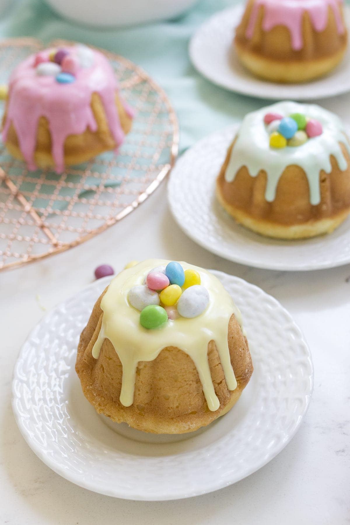 Surprise Inside Mini Easter Bundt Cakes • Freutcake