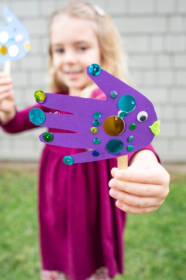 Handprint Fish Puppets • Freutcake