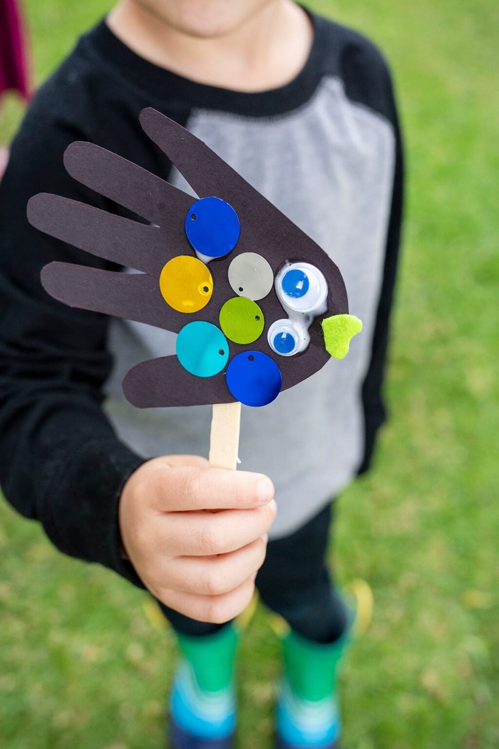 Handprint Fish Puppets • Freutcake