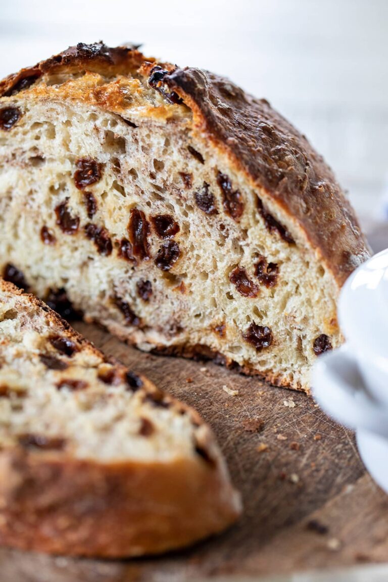 No-Knead Cinnamon Raisin Bread • Freutcake