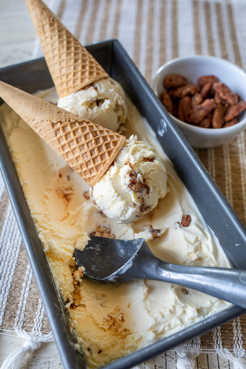 No Churn Maple Pecan Praline Ice Cream • Freutcake